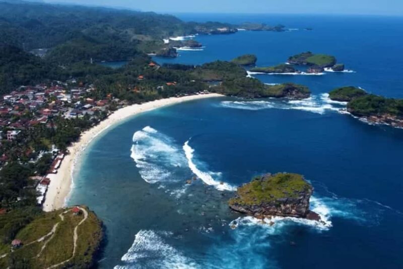 Pacitan: Pantai Watu Karung Beach Day Trip - Key Points