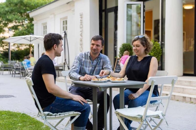Palace District Evening Culinary, Wine, and History Walk - The Atmosphere & Experience