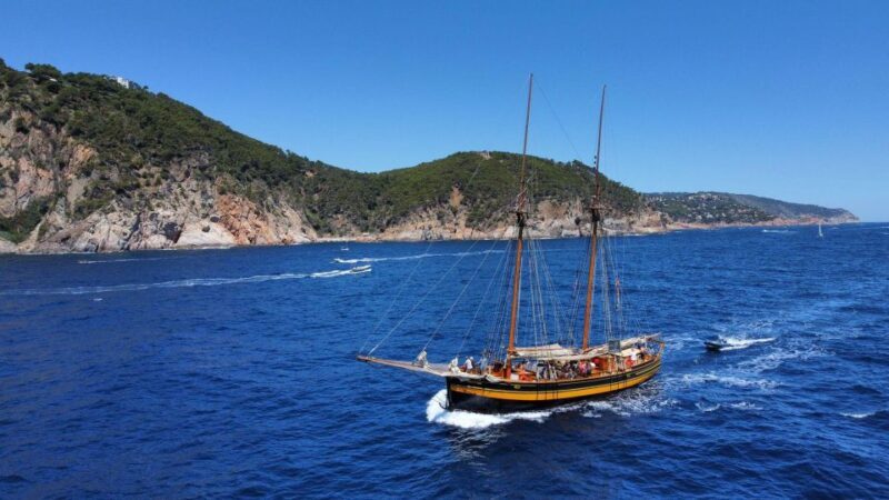 Palamós: Sunset Boat Tour with Glass of Cava - FAQ