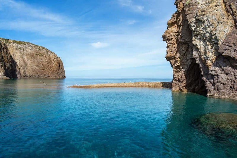 Palmarola: Linea isola di Palmarola - Discovering Palmarola: An Island of Natural Beauty