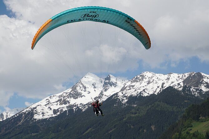 Paragliding in the morning - An Overview of the Paragliding Experience in Neustift