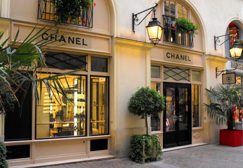 Paris 1h30-Hour Perfume Walking Tour - How the Guide Enhances the Experience