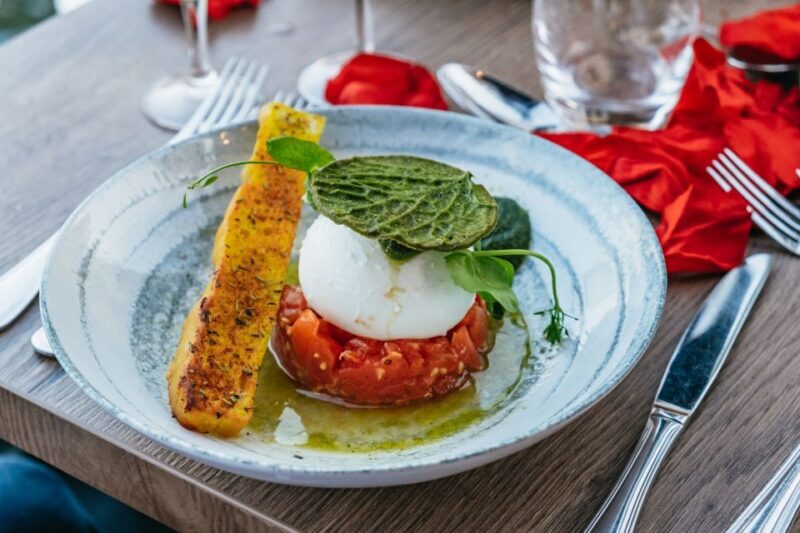 Paris : 3-Course Gourmet Dinner Cruise on Seine River - The Atmosphere and Entertainment