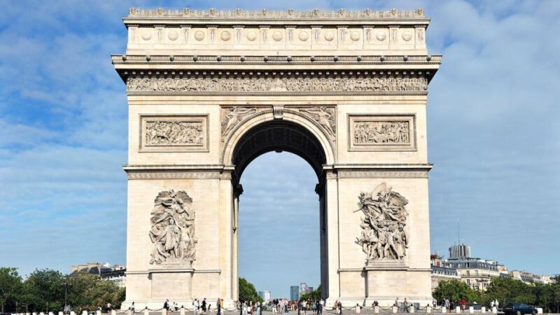 Paris Audioguide - TravelMate app for your smartphone - Navigating the Itinerary: What to Expect at Each Key Stop