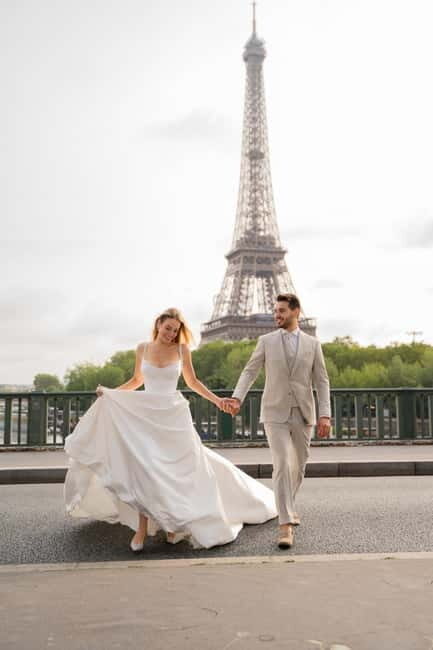 Paris: destination wedding photographer -romantic photoshoot - Key Points