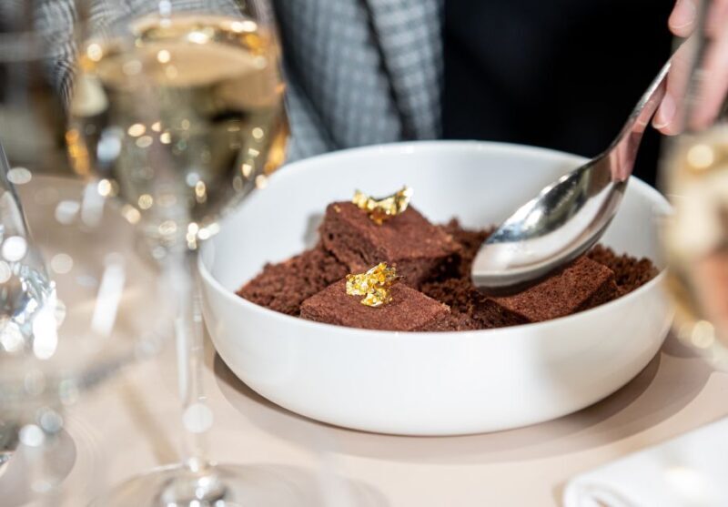 Paris: Eiffel Tower's Madame Brasserie 3-course lunch 12:00 - Atmosphere and Service