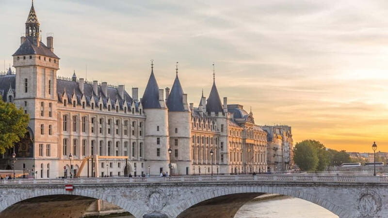 Paris : Historic Heart of Paris: Île de la Cité Walking Tour - Authentic Experience and Who It’s Best For