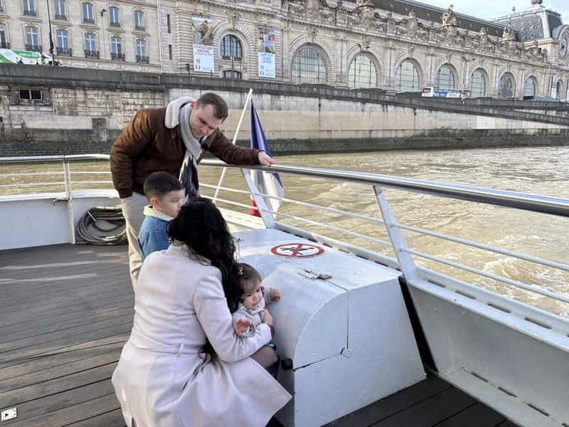 Paris: Investigation Cruise, a fun treasure hunt (in French) - Key Points