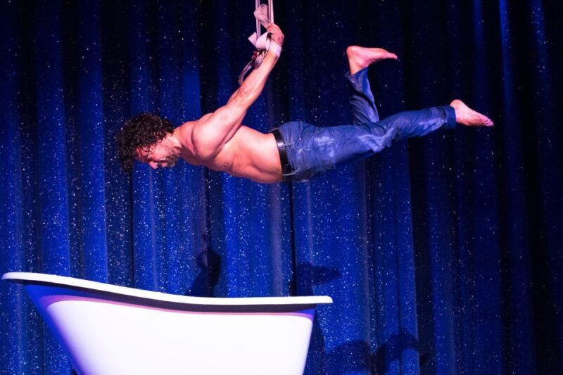 Paris: La Nouvelle Eve Cabaret Dinner Show - FAQ