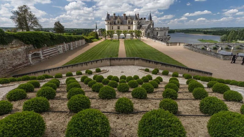 Paris: Loire Valley Castles Tour with Wine Tasting - Wine Tasting: Savoring the Loire’s Bounty
