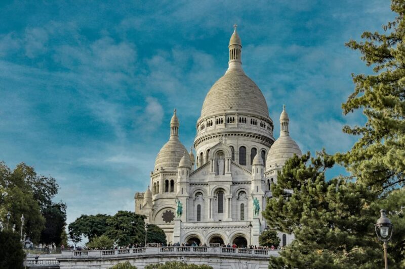 Paris: Montmartre Guided Walking Tour and Seine River Cruise - Key Points
