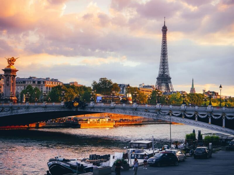 Paris: Montmartre Guided Walking Tour and Seine River Cruise - The Experience in Detail