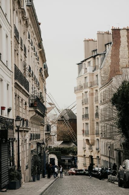 Paris: Montmartre Walking Tour with Official Local Guide - Who Will Enjoy This Tour?