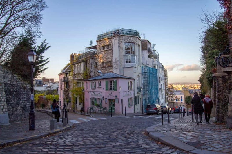 Paris: Montmartre Walking Tour with Parisian Drink Tasting - The Value of a Guided Tour