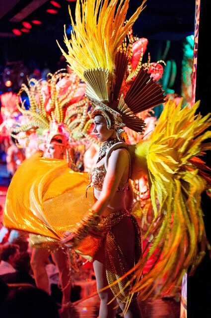 Paris: Moulin Rouge Dinner Show, Champagne, and Transport - Who Will Love This Tour?