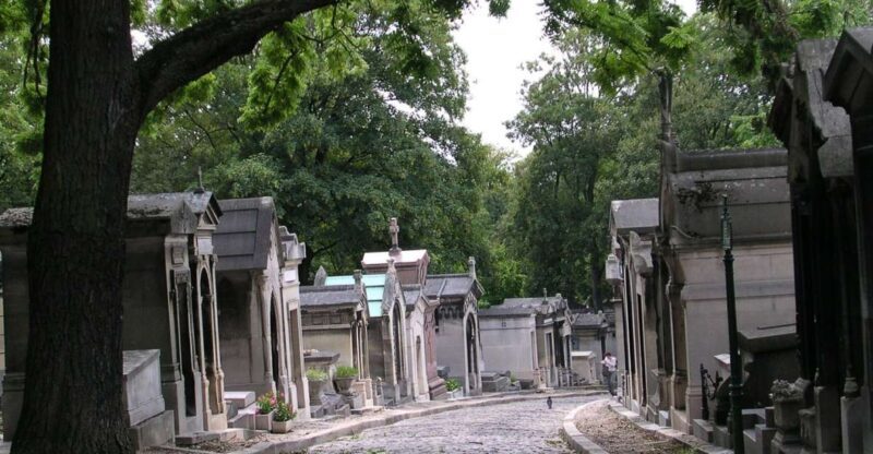 Paris: Père Lachaise Cemetery Walking Tour - Guides and Group Dynamics