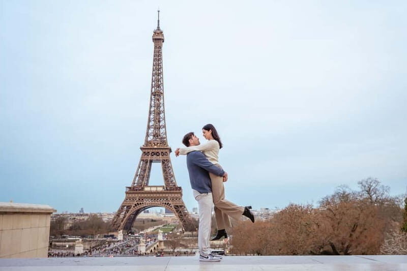 Paris photographer 1 hour near the Eiffel Tower or in Paris - Setting the Scene: What You Can Expect from Your Paris Photo Session