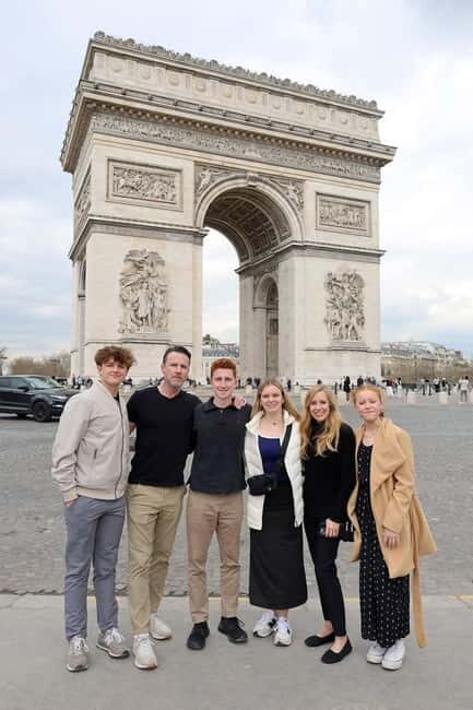 Paris: PRICE PER SEAT 6 hours tour in a van + Photoshoot - Key Points