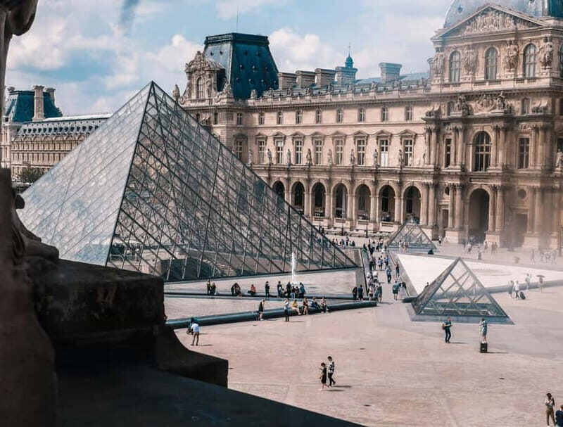 Paris: Private 2-Hour Walking Tour with a Parisian guide - Key Points