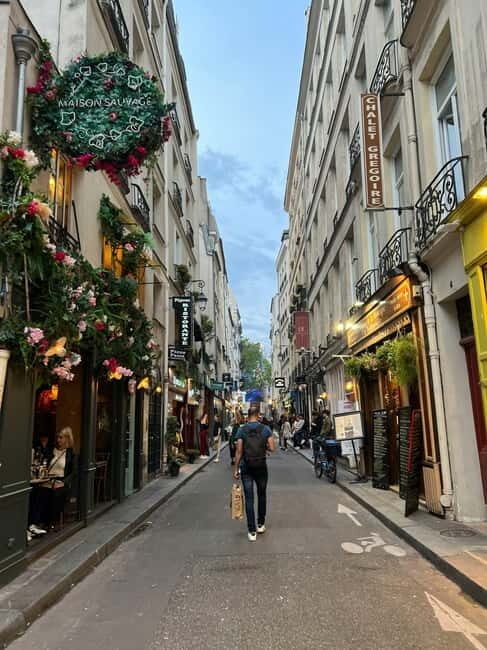 Paris: Private 2-Hour Walking Tour with a Parisian guide - Frequently Asked Questions