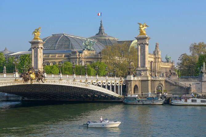 Paris Private Boat Tour with your own Captain Guide - FAQ