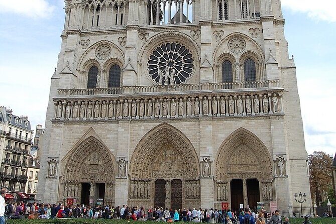 Paris : Private Custom Walking Tour with A Guide (Private Tour) - What to Expect During the Tour