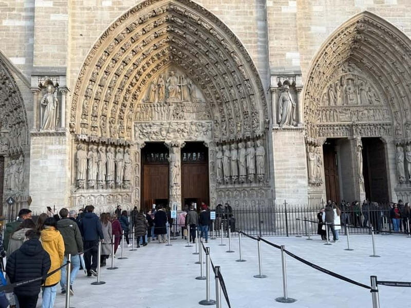 Paris: Private Walking Tour with Notre Dame Medal - Key Points