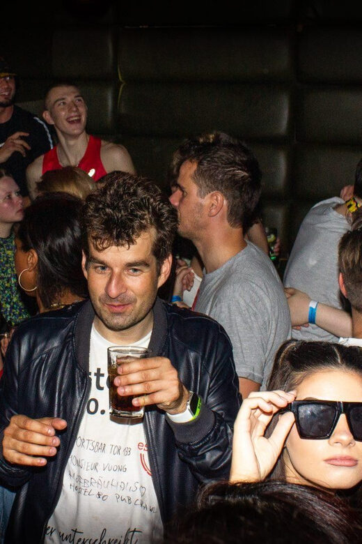 Paris: Pub Crawl with Shots and Nightclub Entry - The Guides: Your Nightlife Hosts