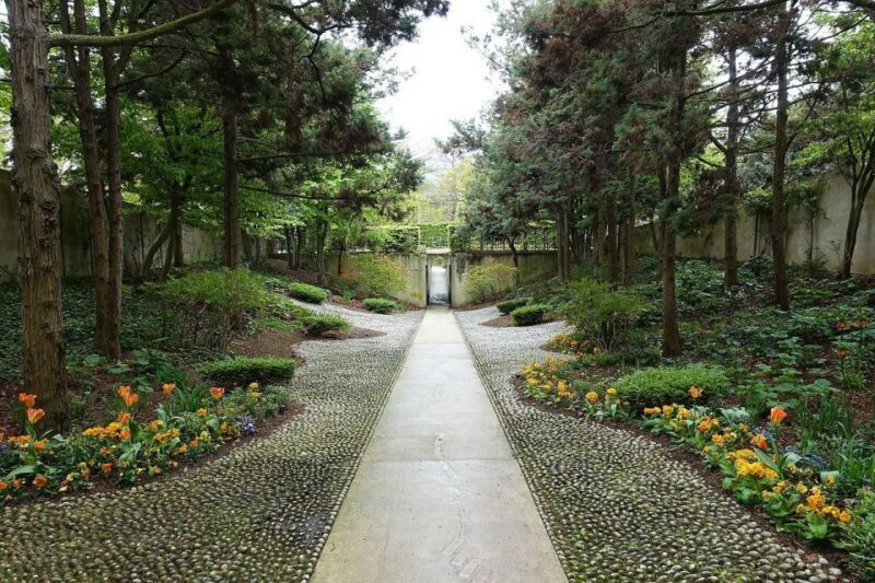 Paris Secret Gardens 1.30 hour long Walking Tour - Key Points