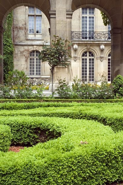 Paris Secret Gardens 1.30 hour long Walking Tour - FAQ