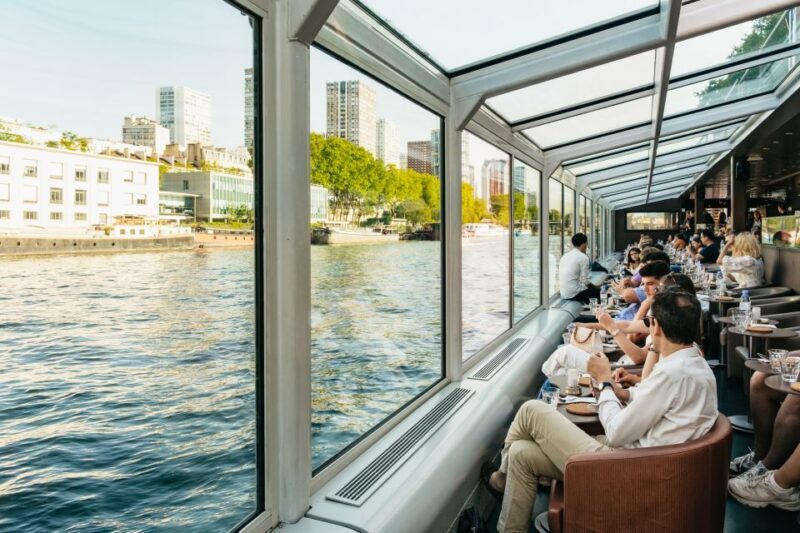 Paris: Seine River Panoramic Views Dinner Cruise - Service and Atmosphere