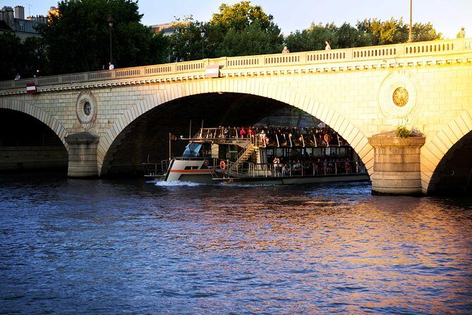 Paris Seine River Sightseeing Cruise with Commentary by Bateaux Parisiens - The Downsides: Crowds and Limitations