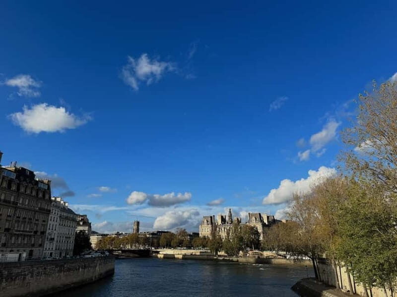 Paris: The vibrant city center and Le Marais - Key Points