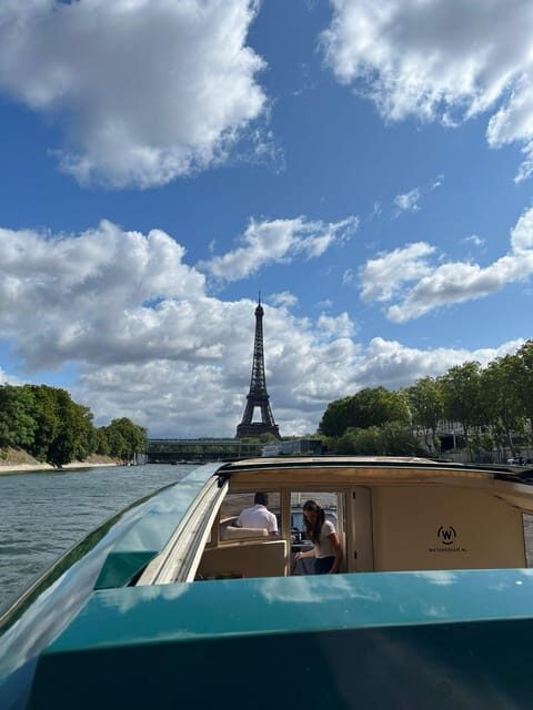 Paris: VIP private cruise on the Seine with champagne and macaroons - A closer look at the cruise experience