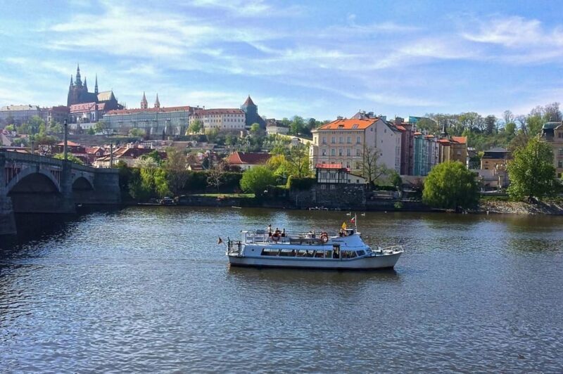 Party in Prague: Private River Cruise with Unlimited Drinks - Key Points
