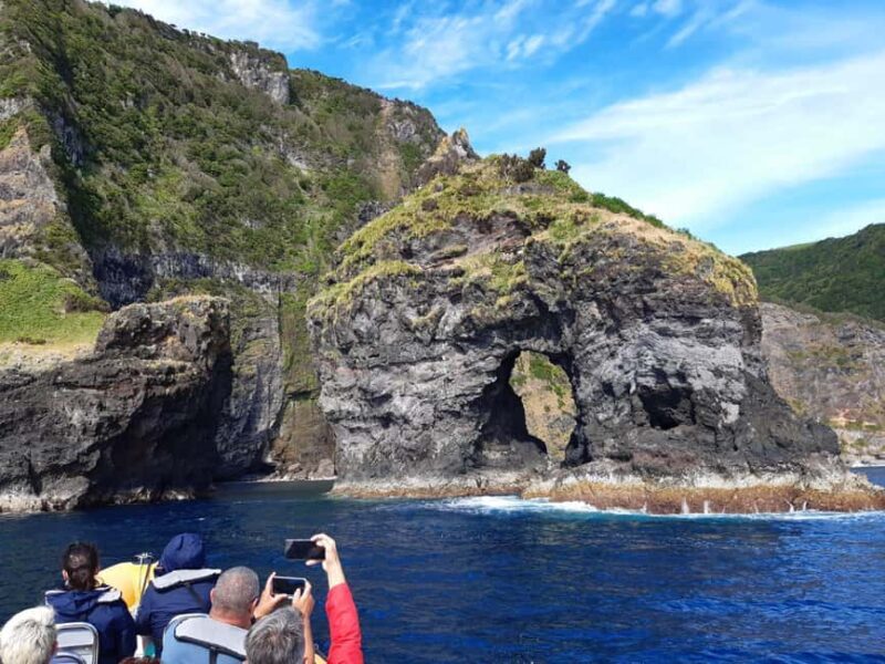 Passeios Turísticos: Trip to Corvo by Boat - The Coastline and Cave Exploration
