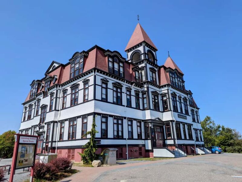 Peggys Cove & Lunenburg + 3 Hidden Gems  Full Day Tour - Key Points