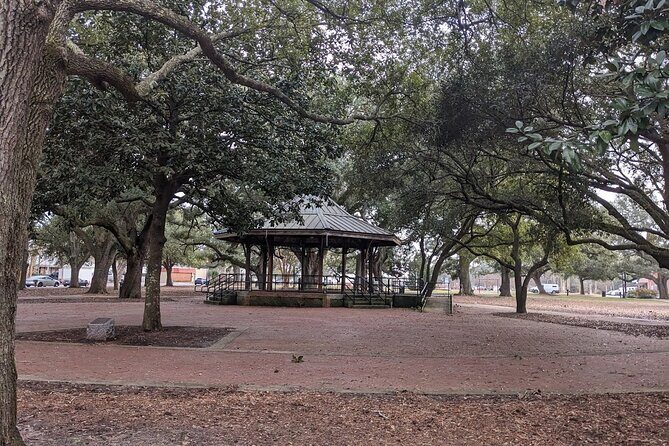 Pensacola Most Haunted Ghost Tour & Scavenger Hunt - Group Size and Accessibility