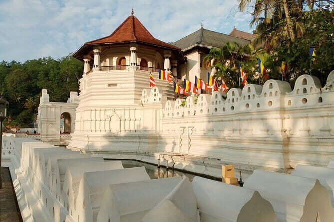 Peradeniya to Nanu Oya train ride on (Train No: 1001 "Denuwara Menike") - Authentic Experiences & Practical Tips