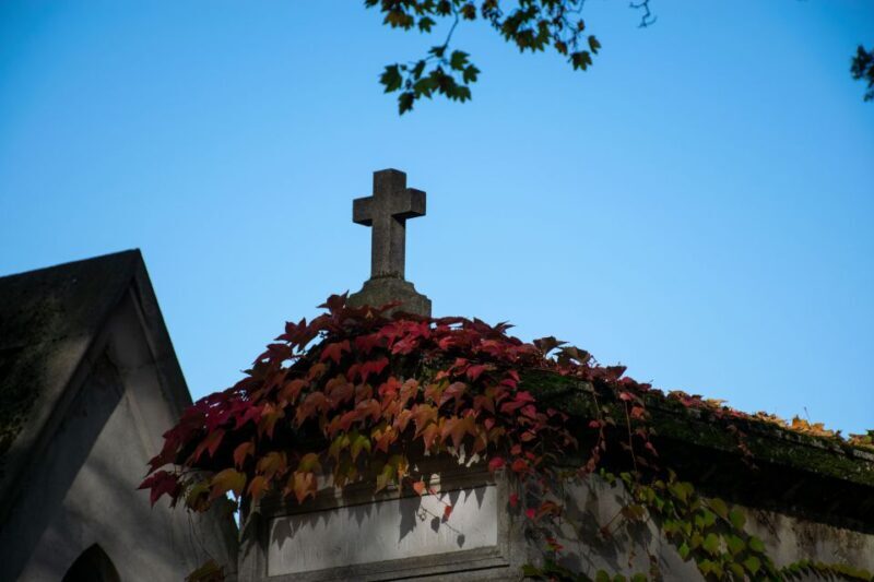 Père Lachaise Cemetery: A Stroll Through Immortal History - The Experience: Guide, Stories, and Atmosphere