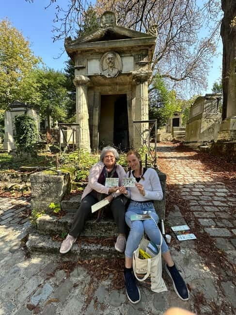 Père Lachaise Cemetery Watercolor Postcard Workshop in Paris - FAQs
