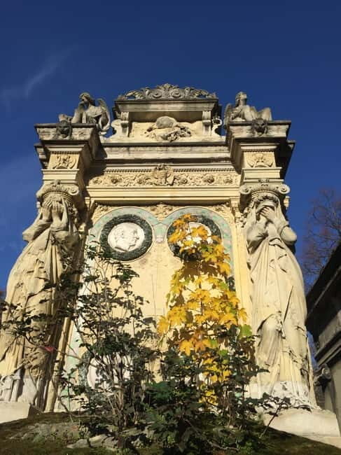 Père-Lachaise in Paris: tours in French - Why This Tour Is Worth Your While