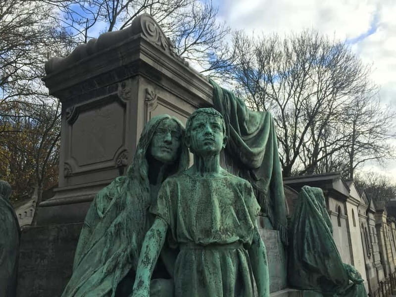 Père-Lachaise in Paris: tours in French - The Value of a Guided Tour Over Self-Guided Visits