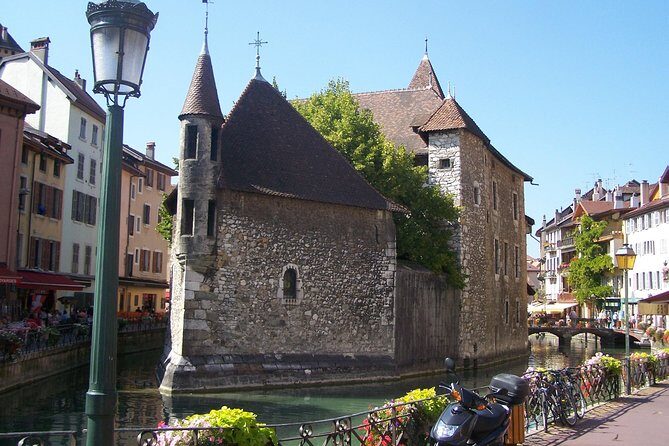 Pérouges & Annecy Private Day Trip with Food Tasting from Lyon - The Allure of Pérouges and Annecy: An In-Depth Look