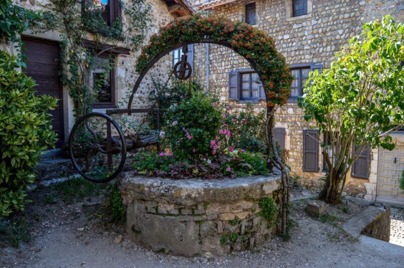 Pérouges: Private Guided Tour of the Medieval Village - Key Points
