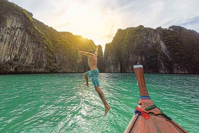 Phi Phi island trip with big boat from Phuket - Key Points