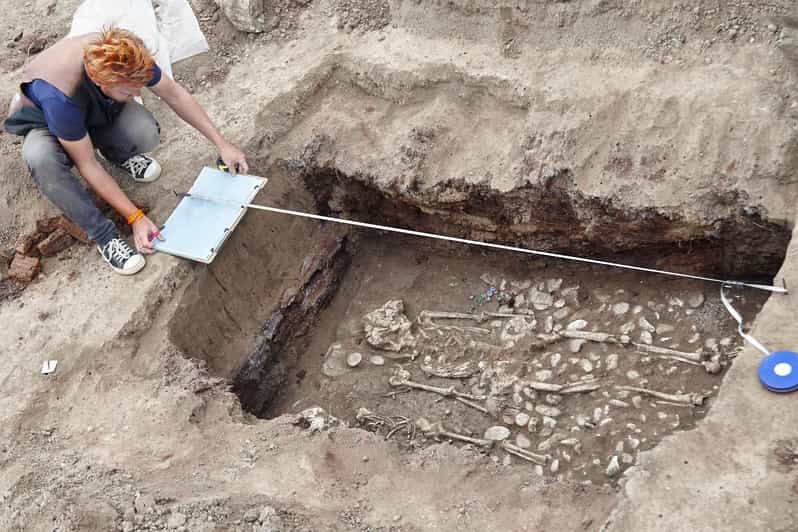 Philadelphia's Dead: Eerie Exploration of Forgotten Graves - Key Points