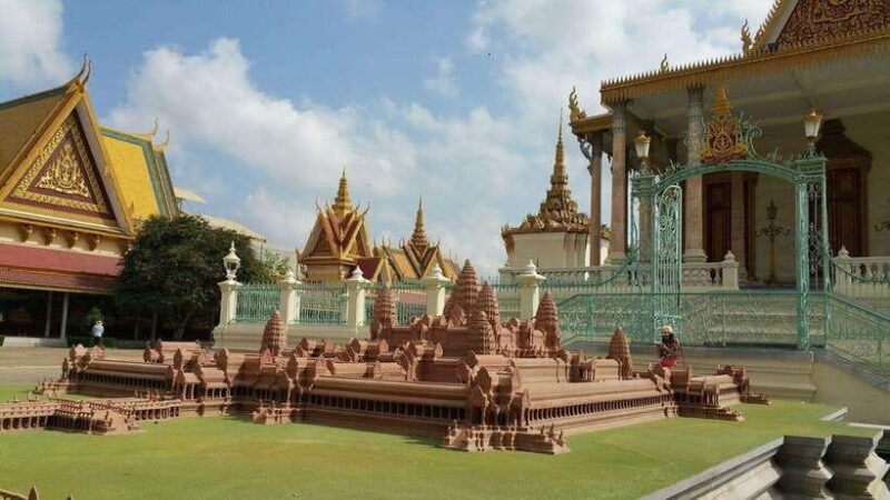 Phnom Penh: 2-Day Tour with Royal Palace and Killing Fields - An In-Depth Look at the Itinerary and Experience