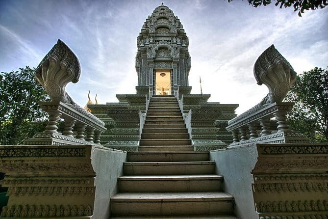 Phnom Penh Full Day City Tour, Breakfast & Lunch by Tuk-Tuk - The Sum Up