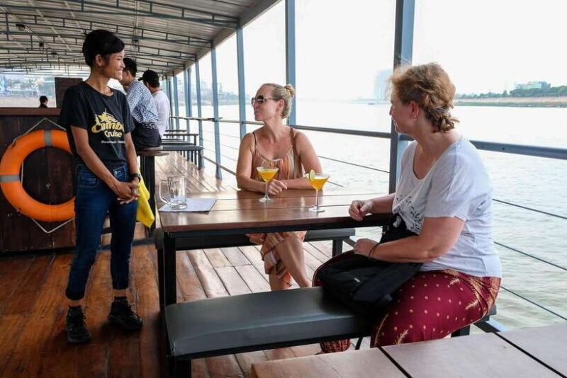 Phnom Penh: Mekong Sunset Dinner Cruise with Live Music - Setting the Scene: A Scenic Escape on the Mekong
